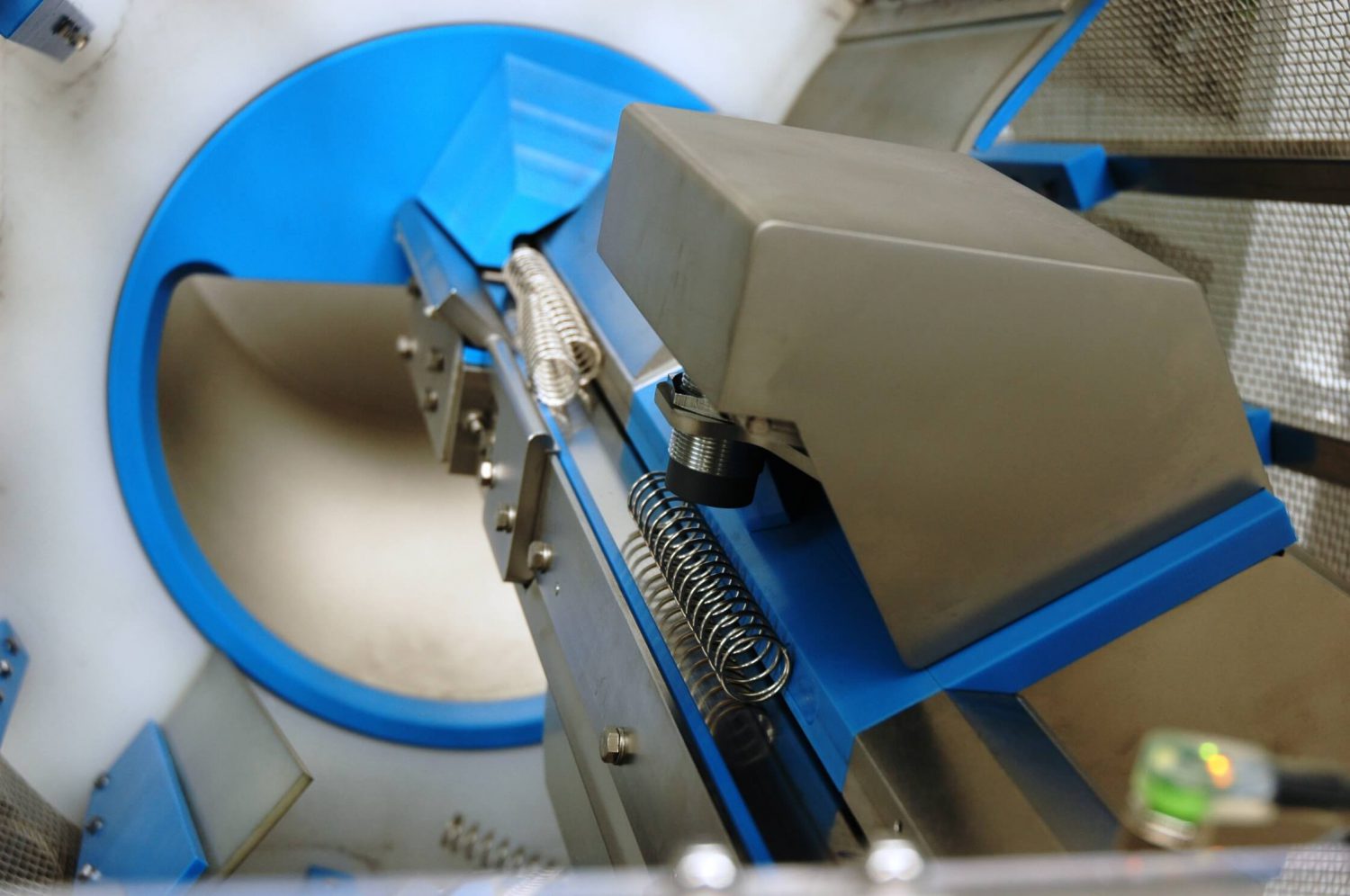 Spring Disentangling Under Clean Room Conditions | RARUK Automation